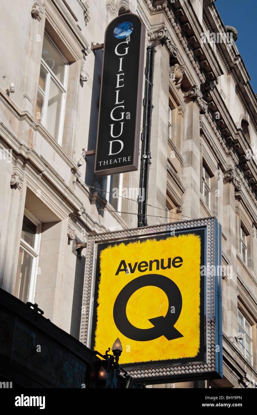 Avenue signs hi-res stock photography and images - Alamy