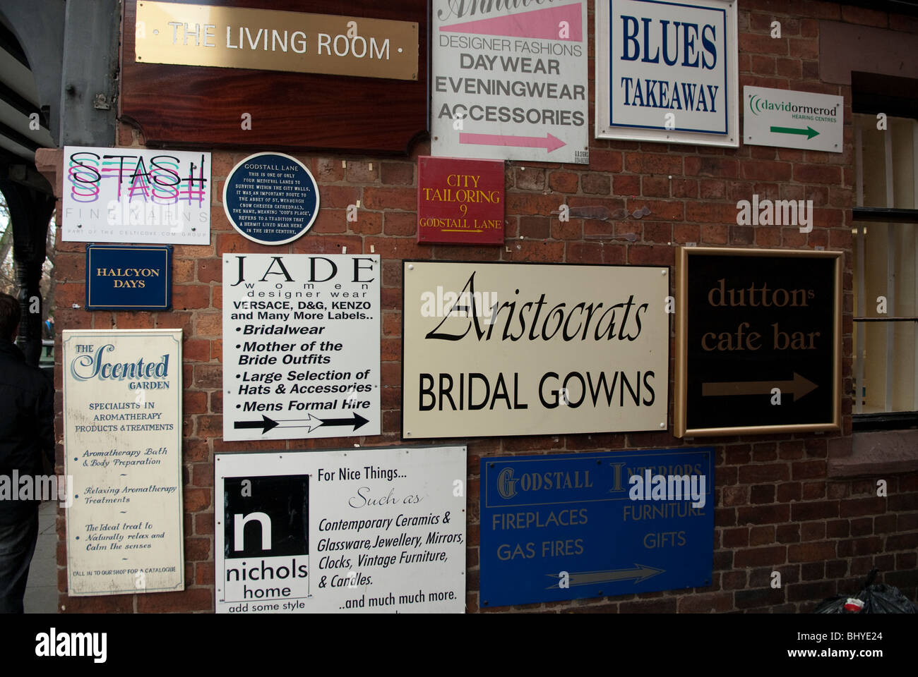 Shop signs hi-res stock photography and images - Alamy