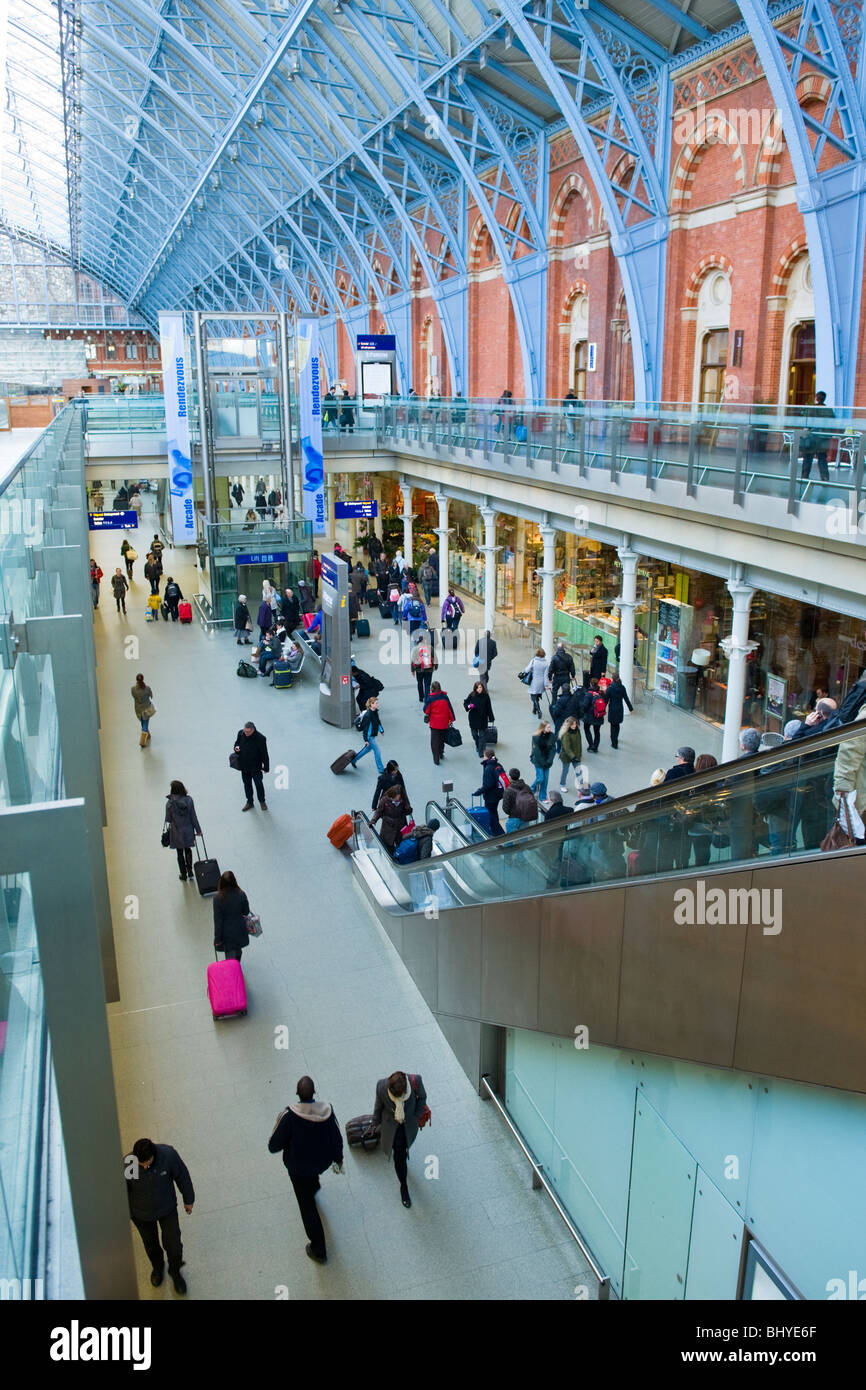 Saint pancras shops hi-res stock photography and images - Alamy