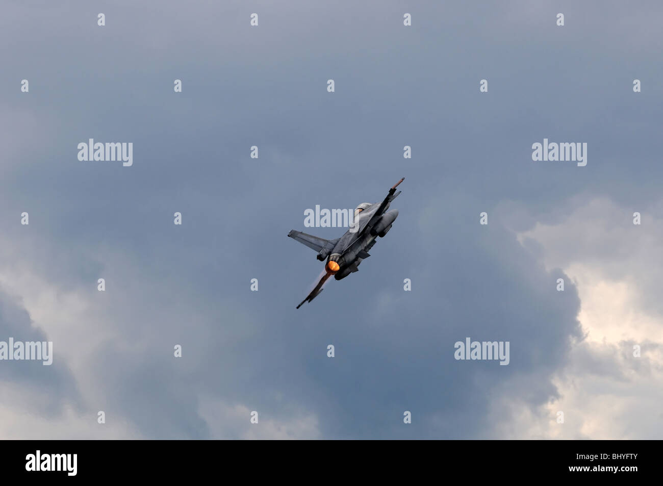 Fighter jet F-16 Stock Photo - Alamy