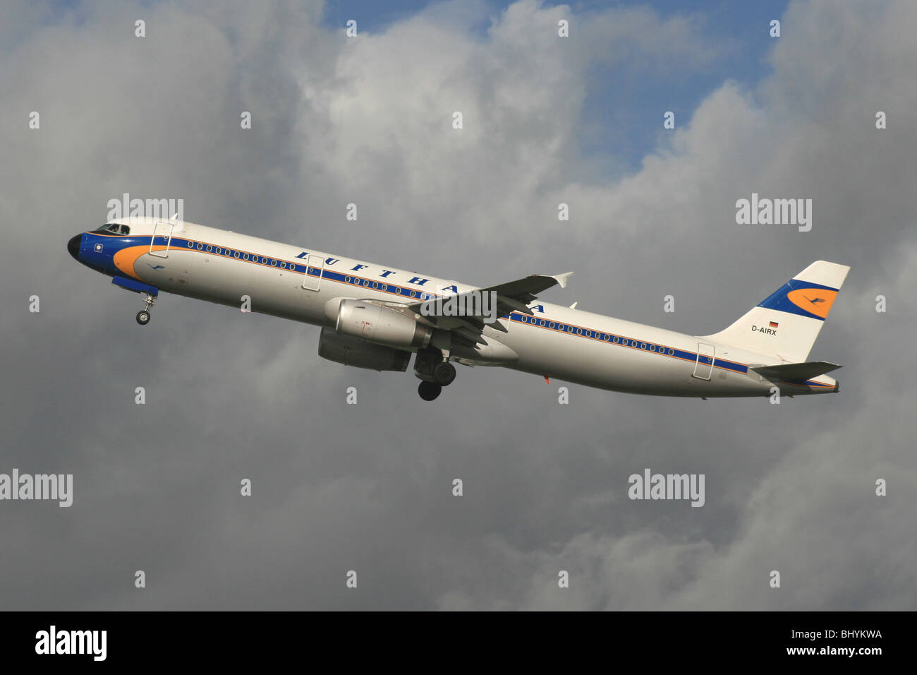 LUFTHANSA AIRBUS A321 IN RETRO FIFTIES COLORS Stock Photo - Alamy