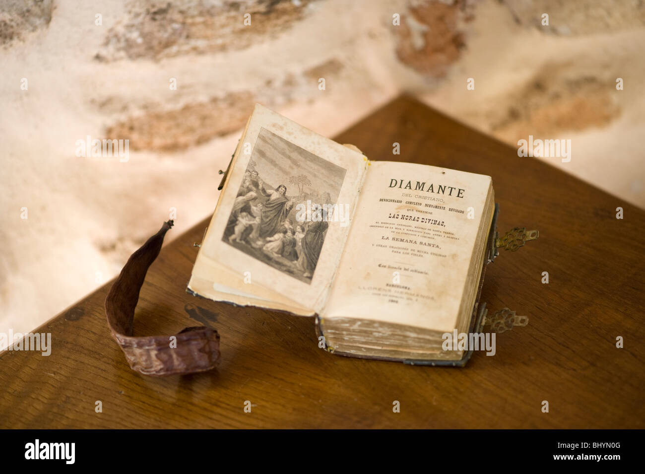 Old house bible on table hi-res stock photography and images - Alamy