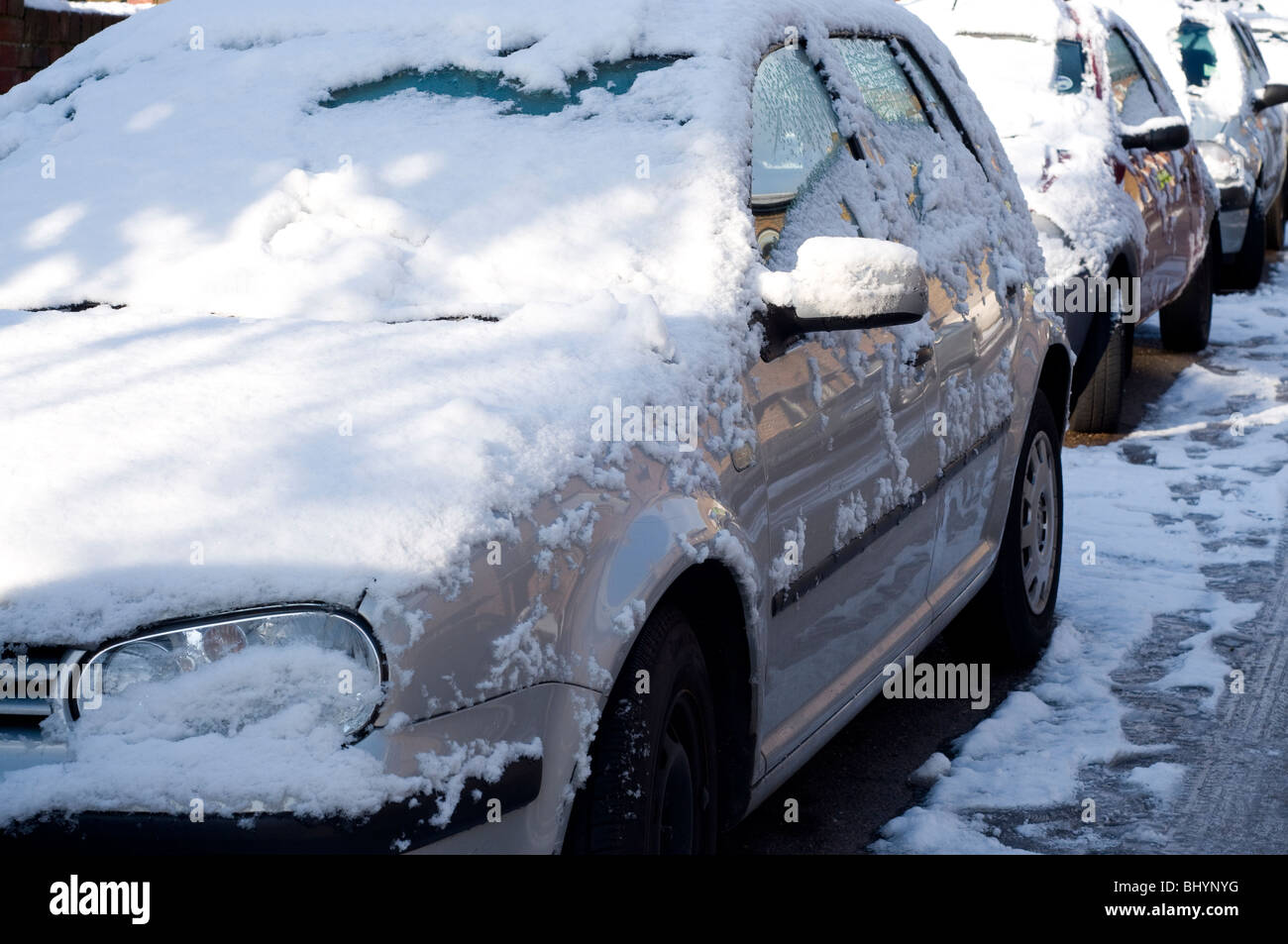 Snow covered cars vehicles hi-res stock photography and images - Alamy