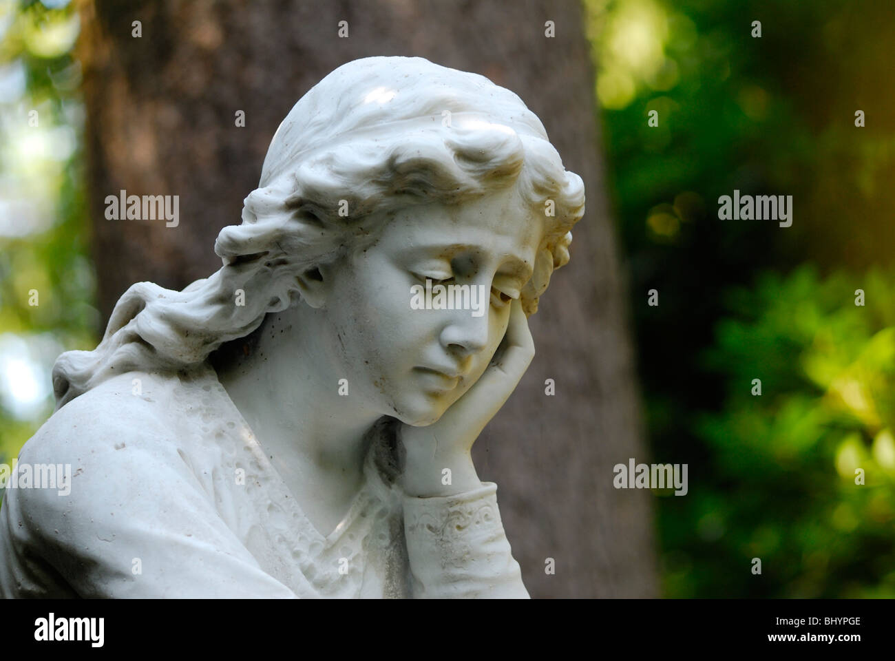 Grieving statue hi-res stock photography and images - Alamy