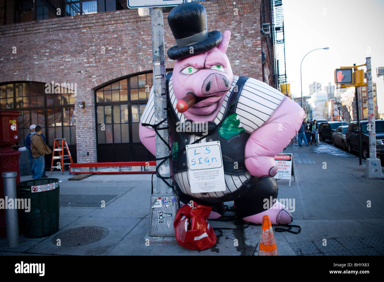 Giant inflatable capitalist pig outside Keith McNally's new restaurant ...