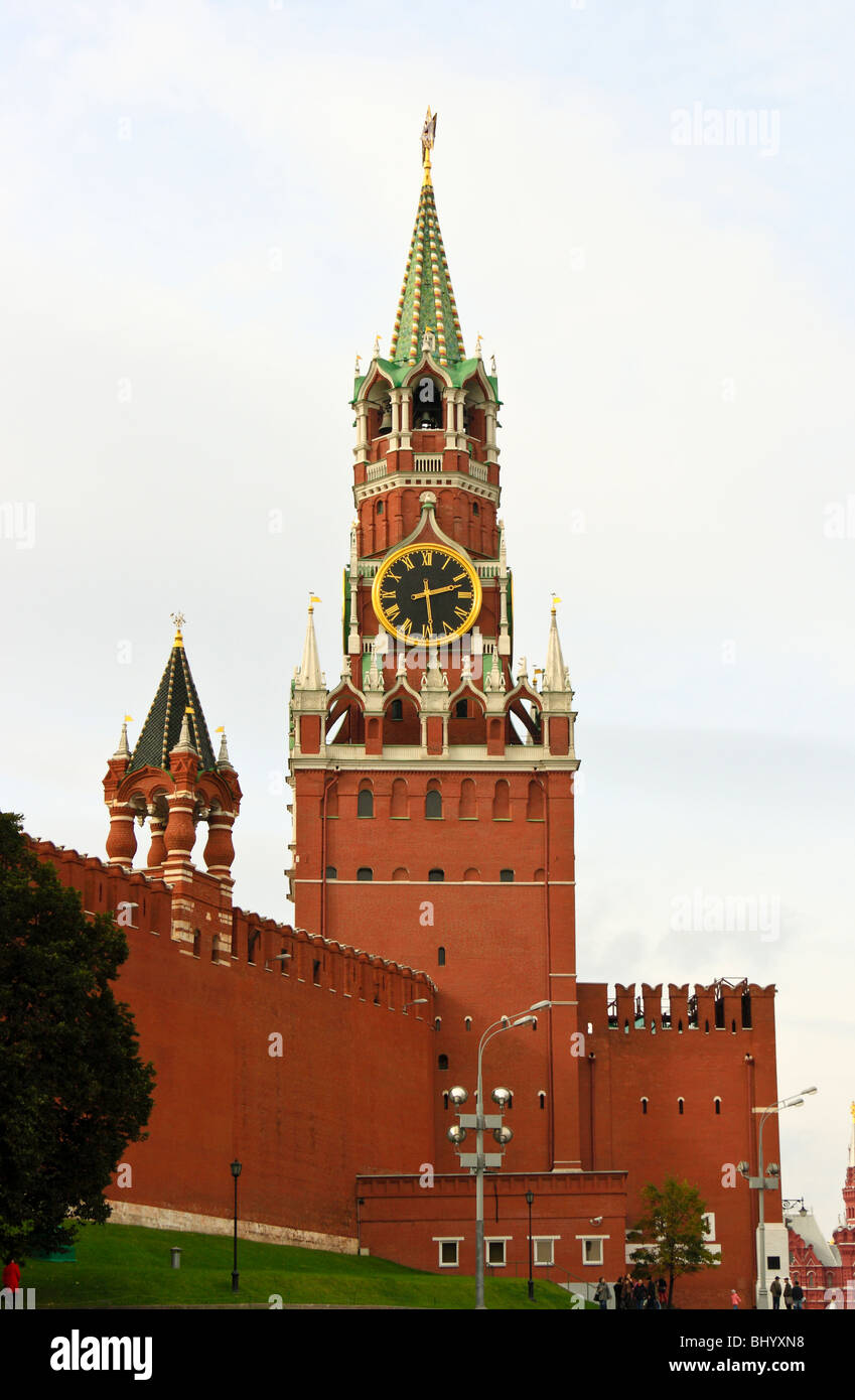 Savior tower red square moscow hi-res stock photography and images - Alamy