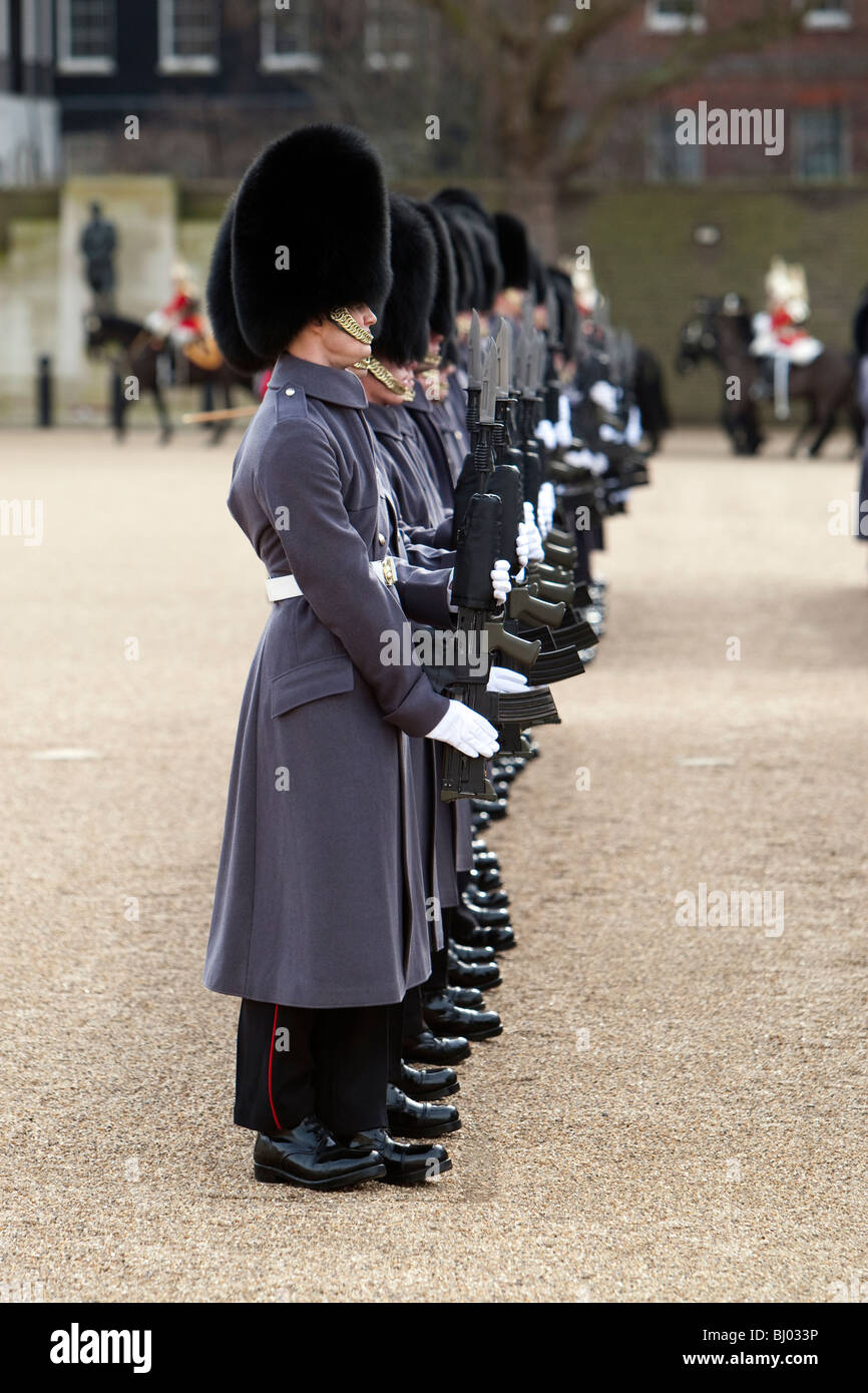 Soldiers rifles regiment in british hi-res stock photography and images ...