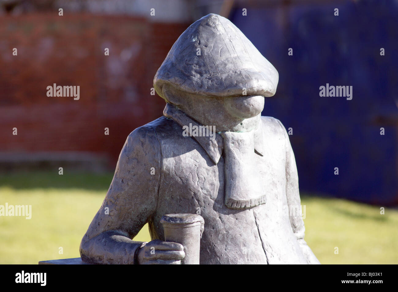 STATUE OF THE CARTOON CHARACTER ANDY CAPP ON THE HEADLAND AT OLD ...