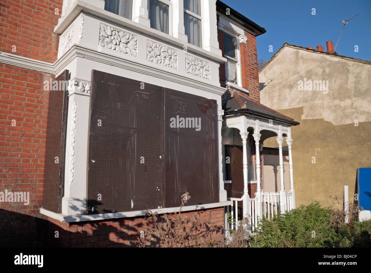 Boarded up house uk hi-res stock photography and images - Alamy