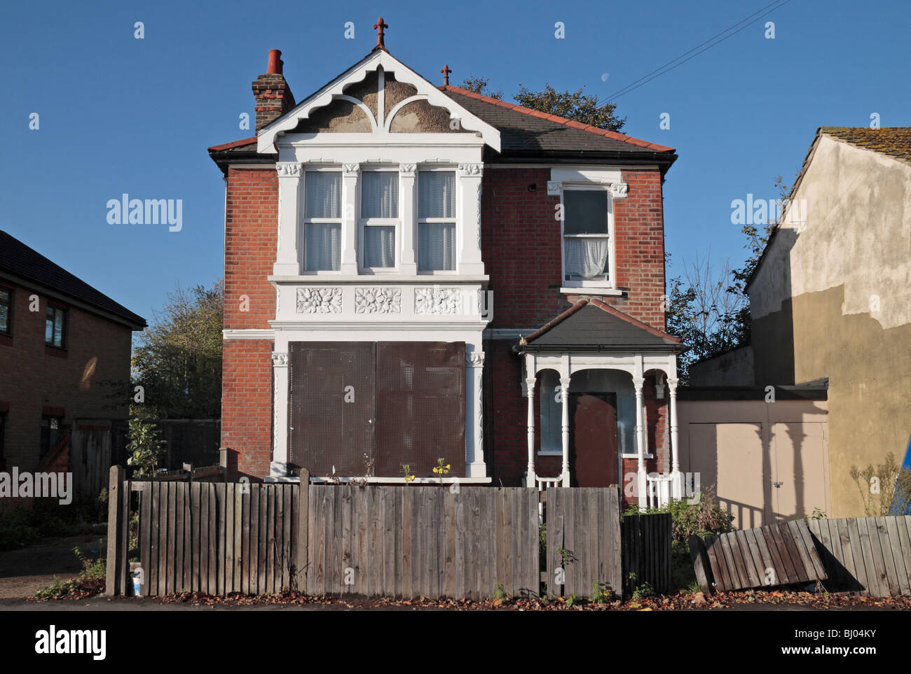 Boarded up house uk hi-res stock photography and images - Alamy