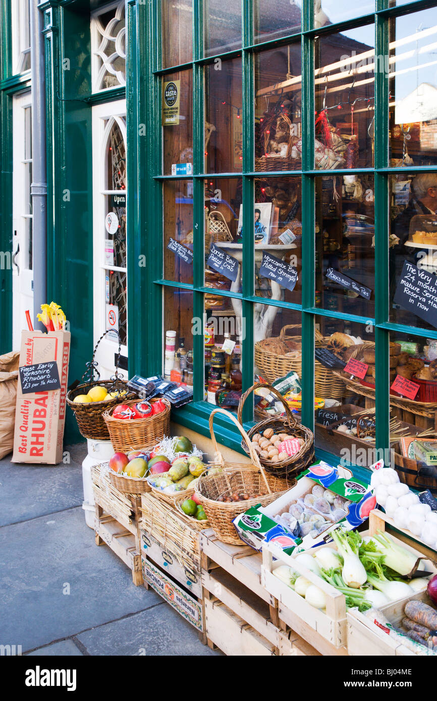 Outside a fruit shop hi-res stock photography and images - Alamy