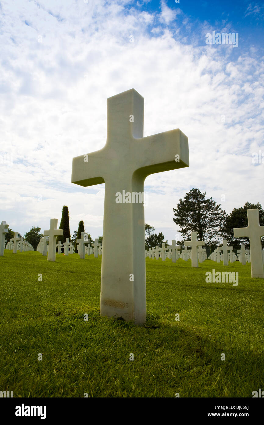 The military graves in the American War Cemetery, Normandy, France ...