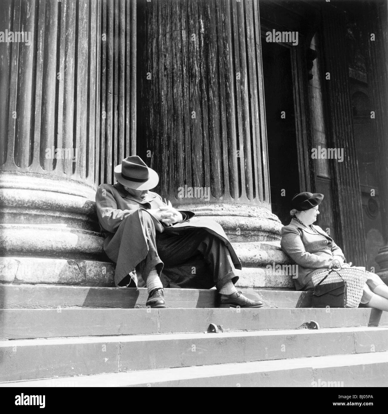 Outside London University, 1952. Artist: Henry Grant Stock Photo - Alamy