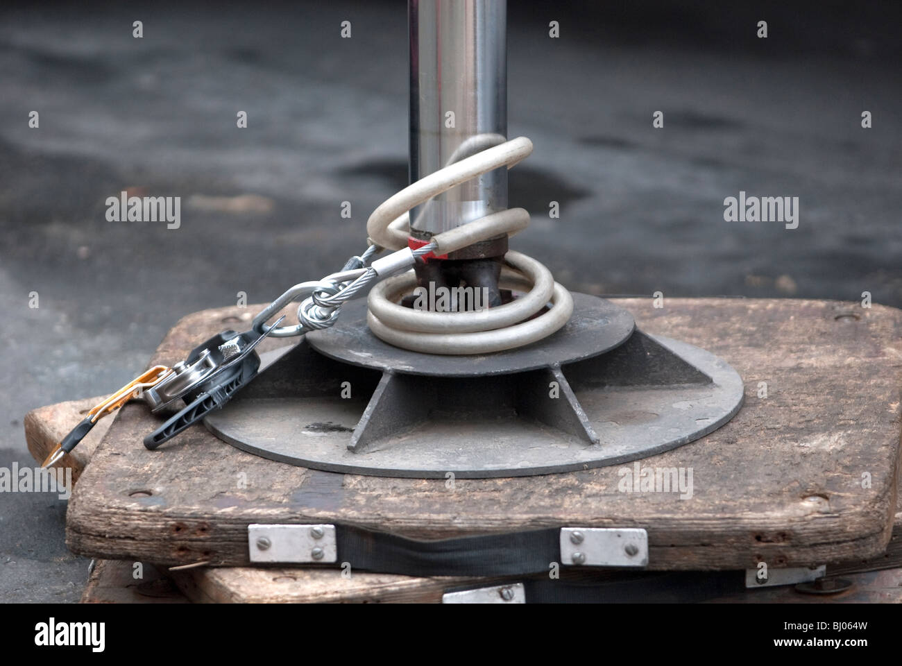 Hydraulic Platform stabilization leg being used as rope anchor point ...