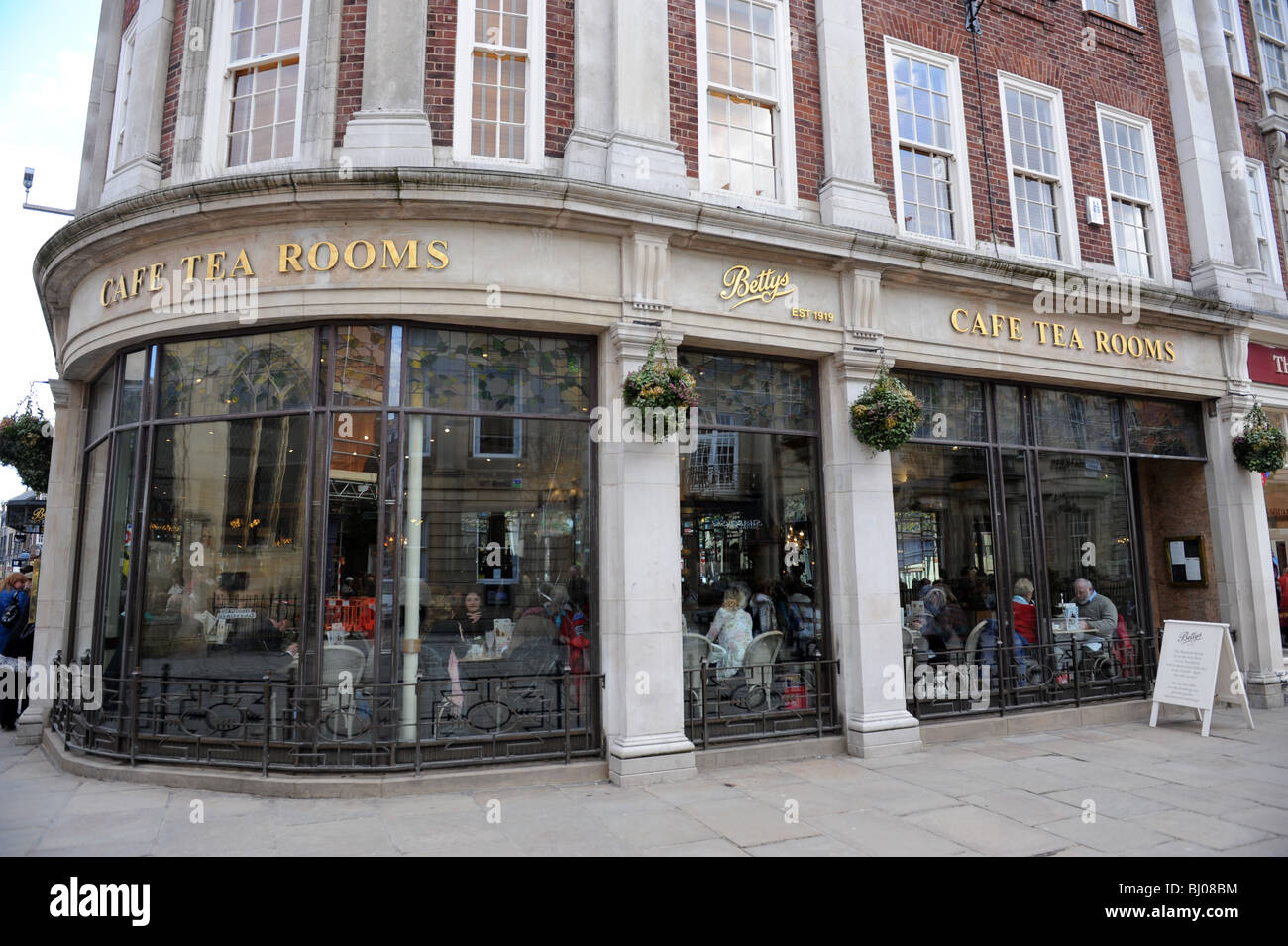 Tea rooms england hi-res stock photography and images - Alamy