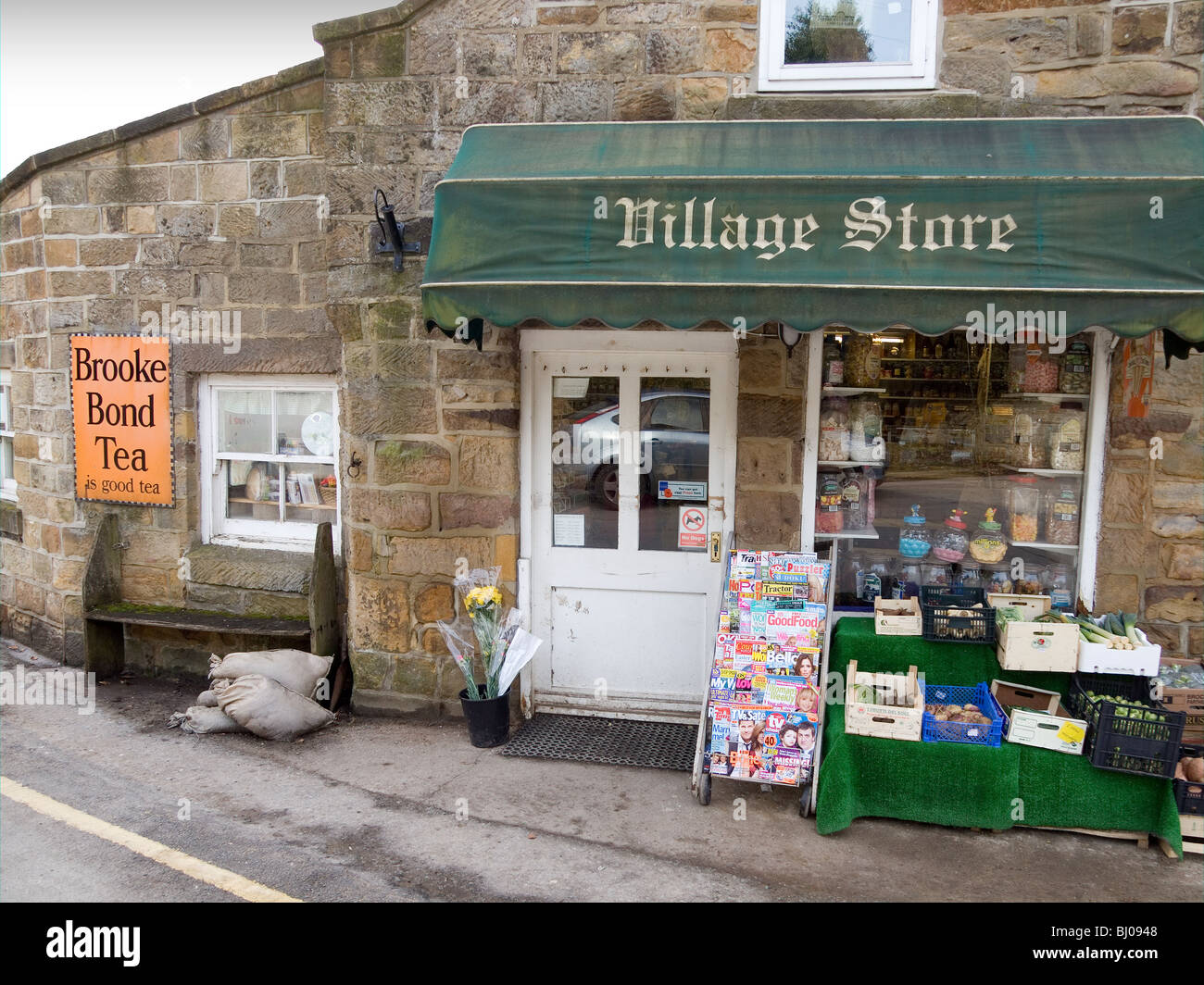 Old fashioned general store sign hi-res stock photography and images ...