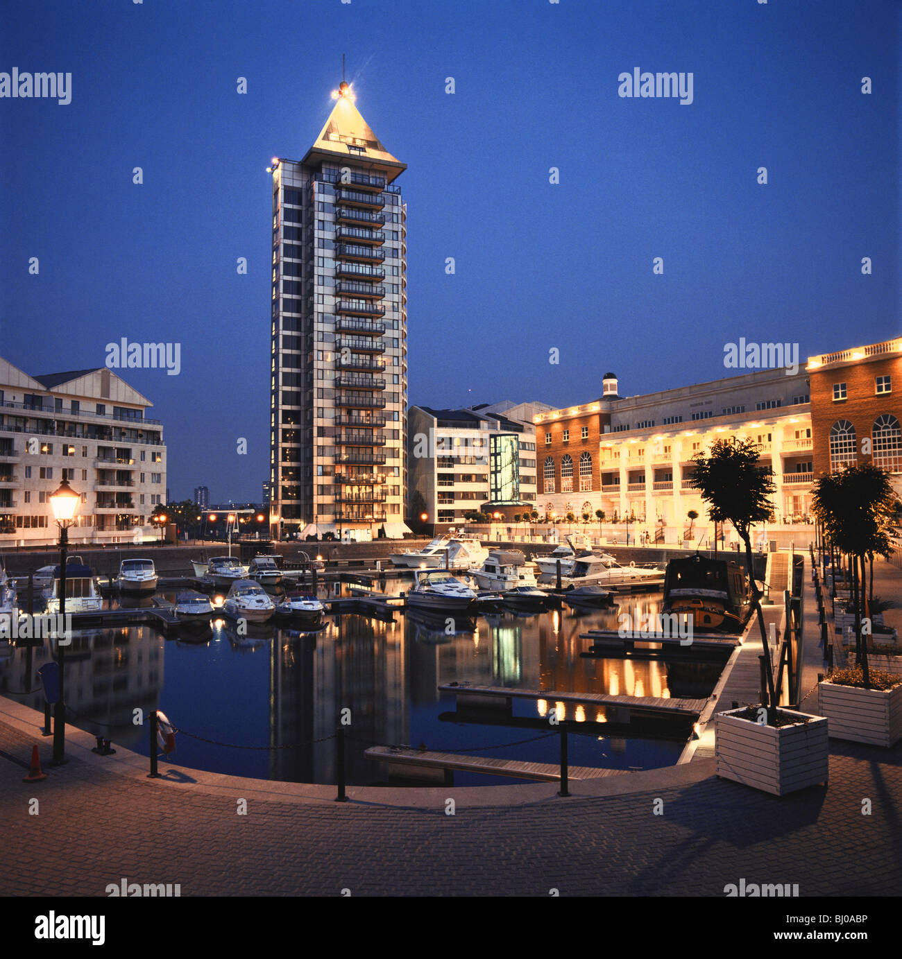Chelsea harbour marina hi-res stock photography and images - Alamy