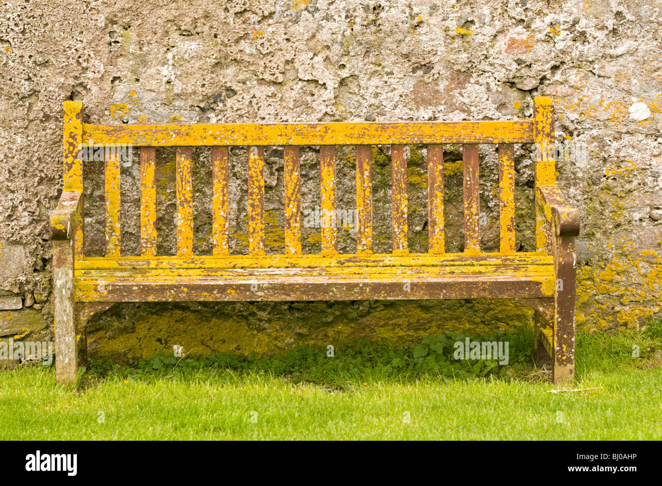 Lichen covered bench seat outside the ruins of Kilmuir Church Stock ...