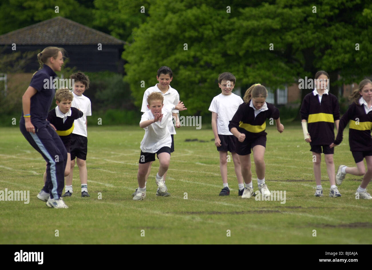 Children running race track hi-res stock photography and images - Alamy