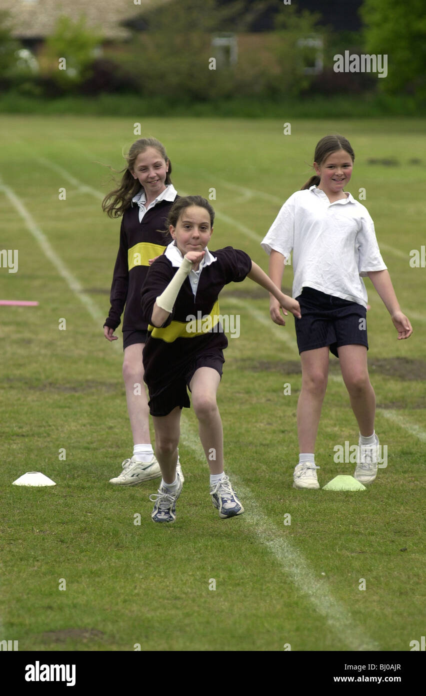 Relay race girls hi-res stock photography and images - Alamy