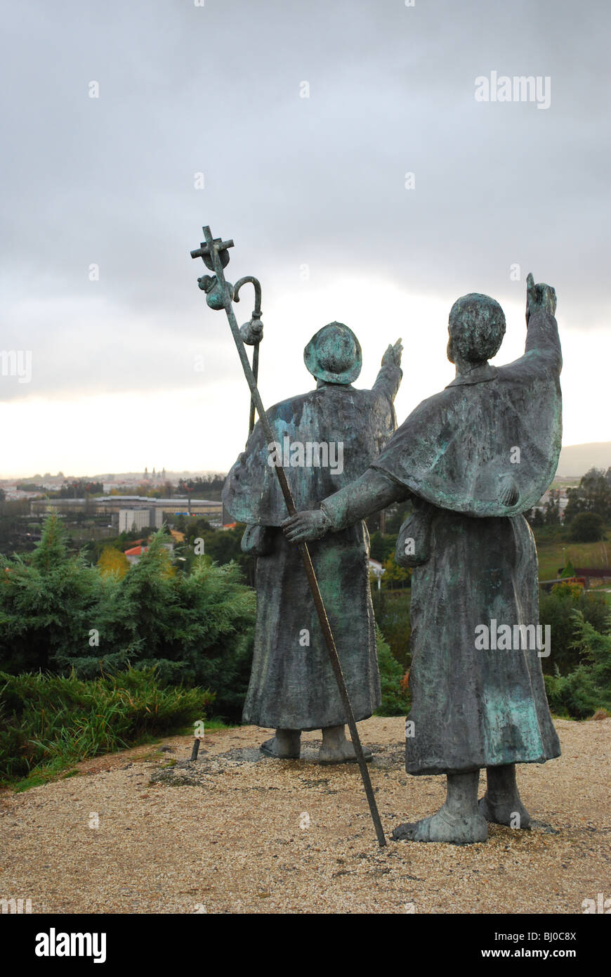 Sculptures of pilgrims at Monte do Gozo hailing Santiago de Compostela ...