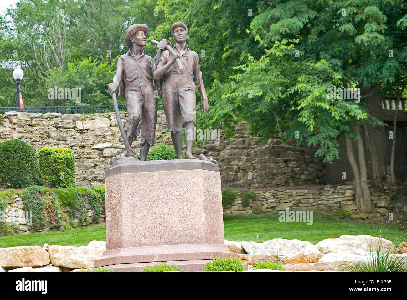 Tom & Huck Statue Stock Photo - Alamy