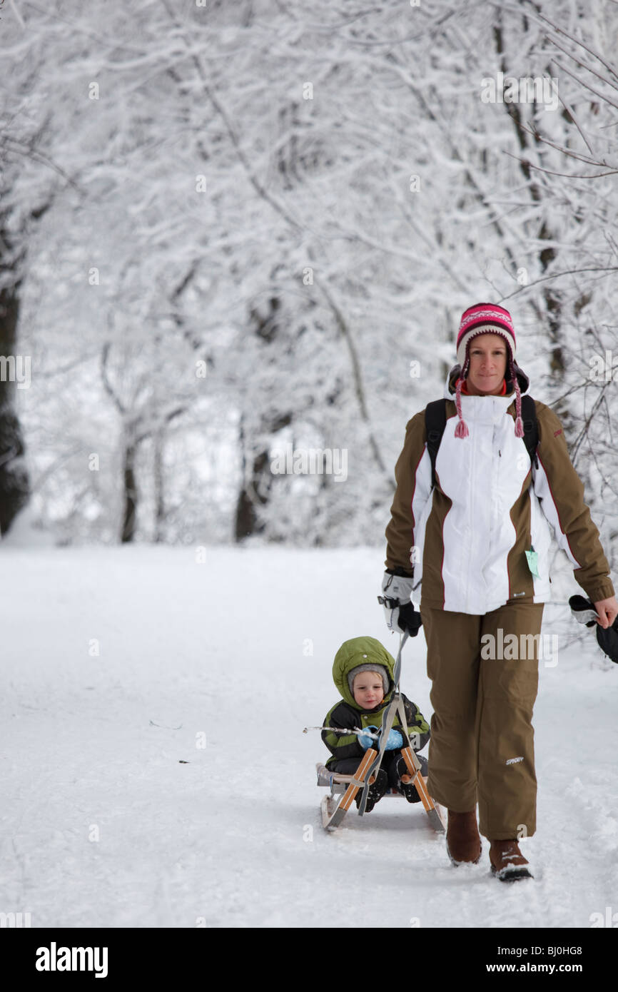 Family pulling sleds through snow hi-res stock photography and images ...