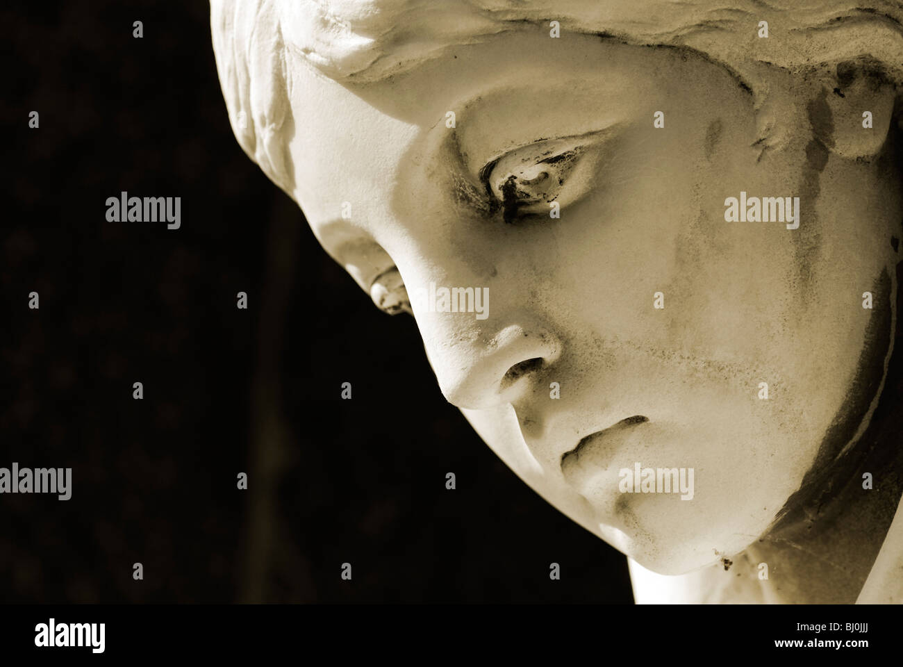 Statue of a grieving woman at the Ohlsdorf cemetery in Hamburg Stock ...