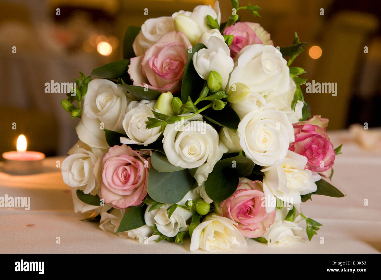 Cream wedding flowers hi-res stock photography and images - Alamy