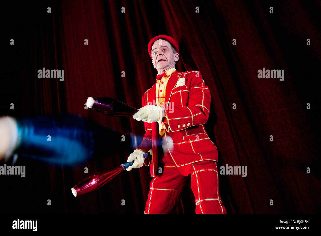 Clown juggling hi-res stock photography and images - Alamy