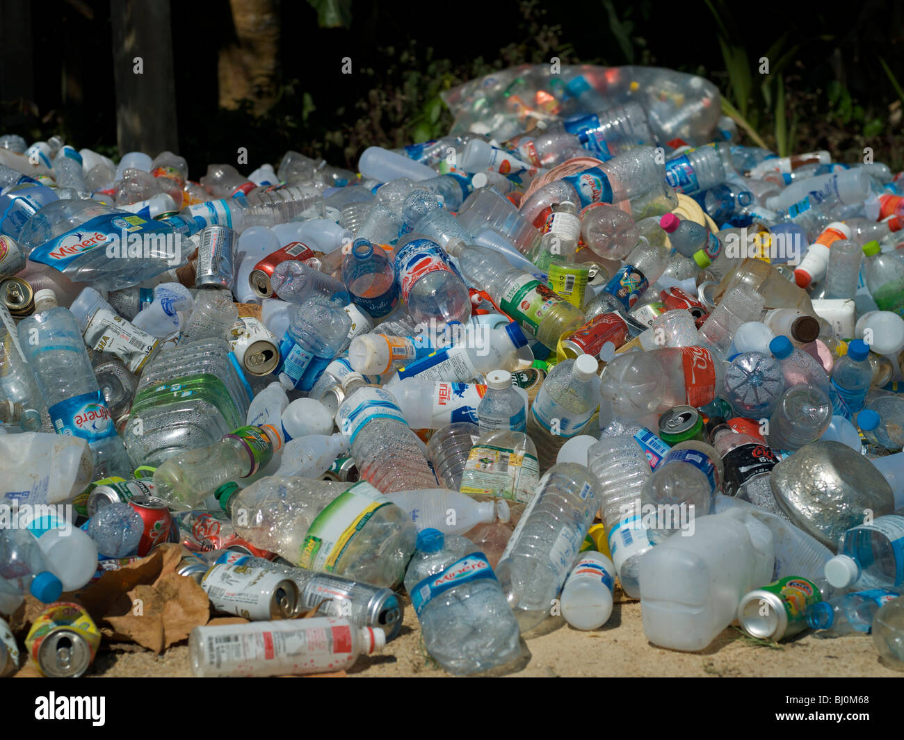 Plastic bottles and tin cans collected for recycling Stock Photo - Alamy
