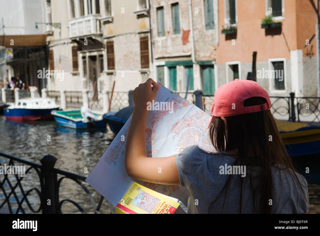 Lost tourist trying find way hi-res stock photography and images - Alamy