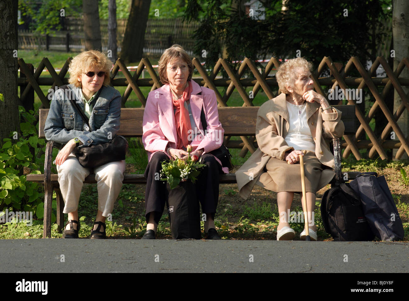 Three old women sitting on a park bench hi-res stock photography and ...