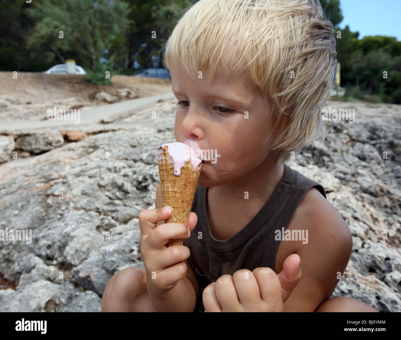 A child eating an ice cream Stock Photo - Alamy