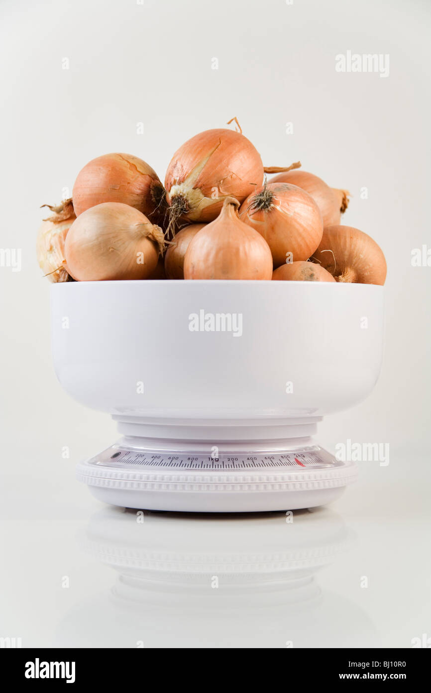 onions in a kitchen scale Stock Photo - Alamy
