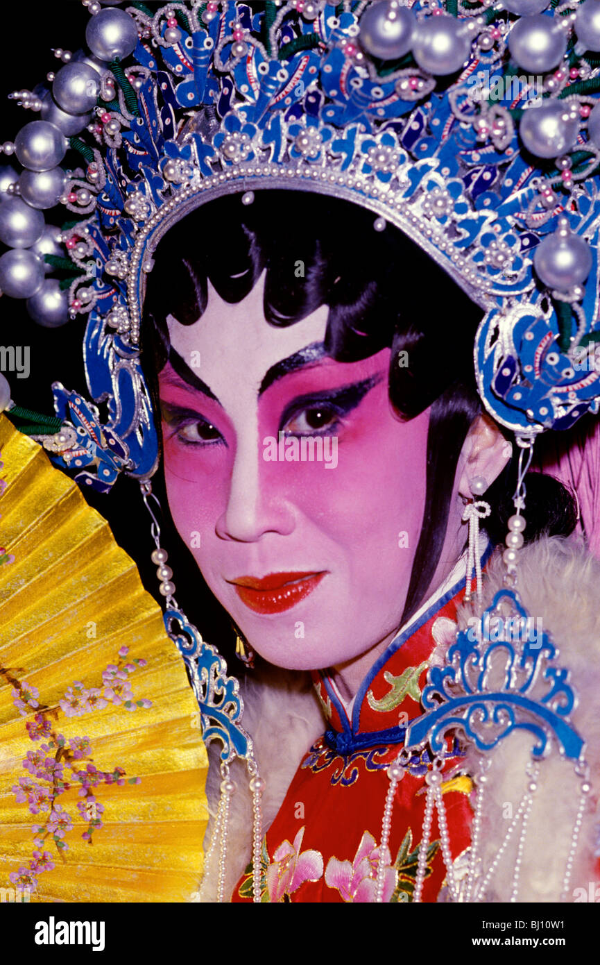 Singapore traditional chinese opera hi-res stock photography and images ...