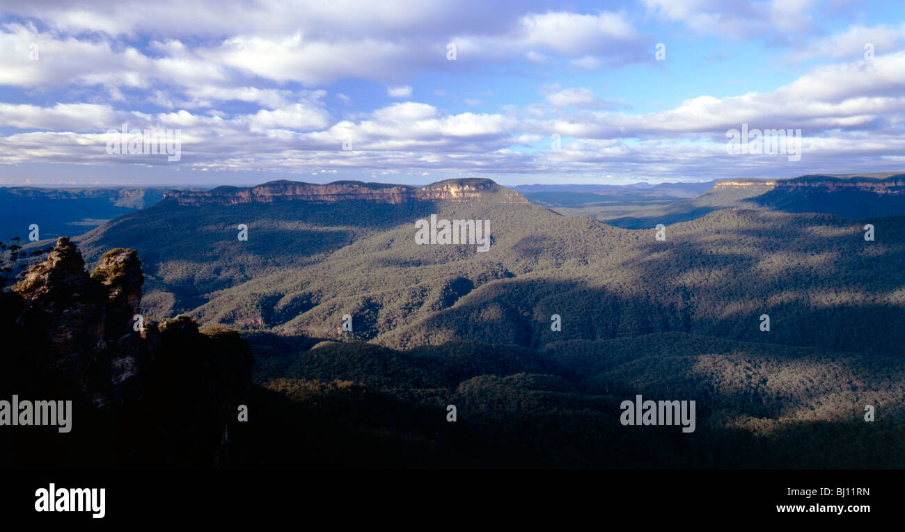 Panorama view of the Jamison Valley from the Three Sisters Overlook ...