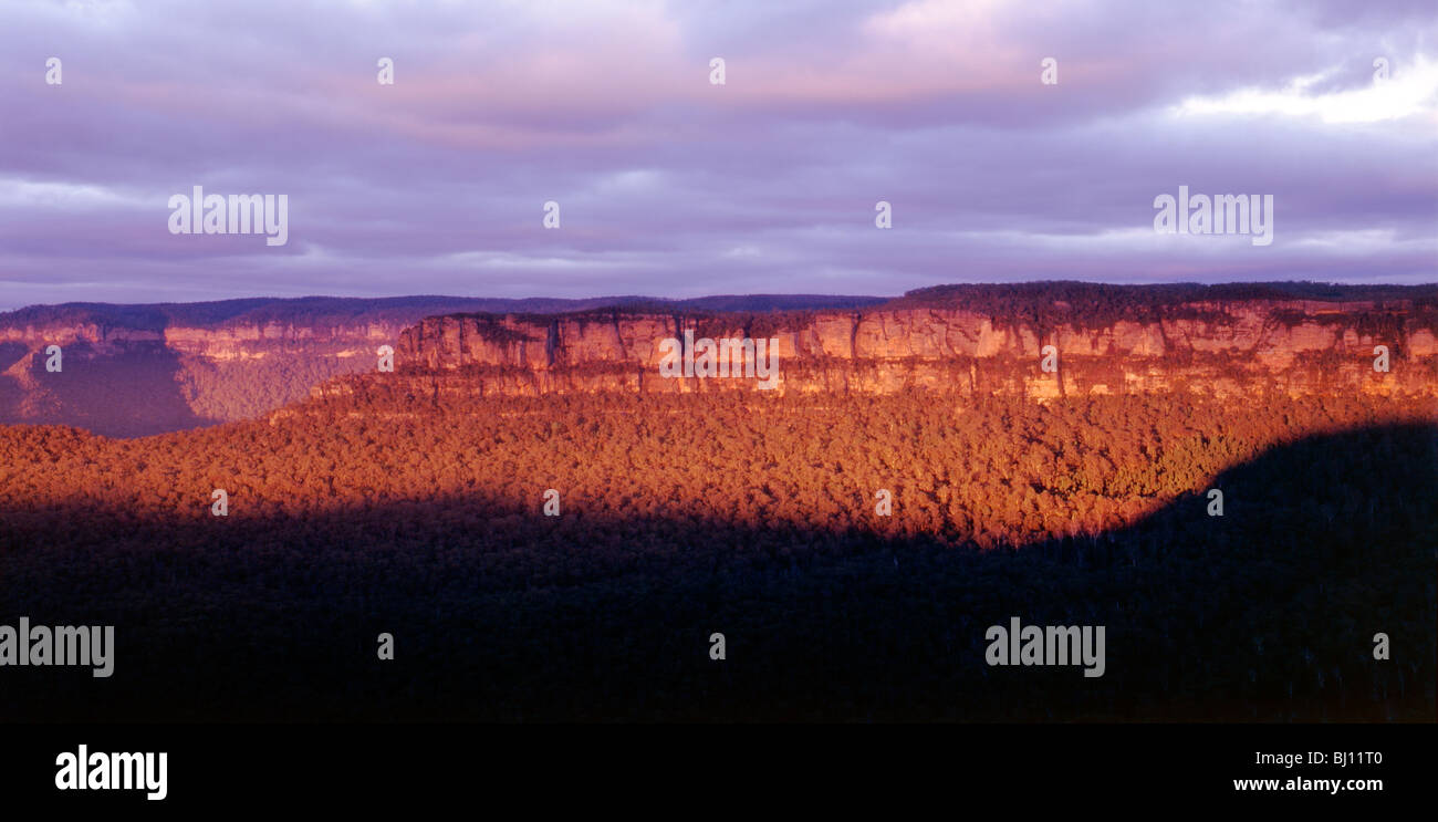 Three sisters blue mountain hi-res stock photography and images - Alamy