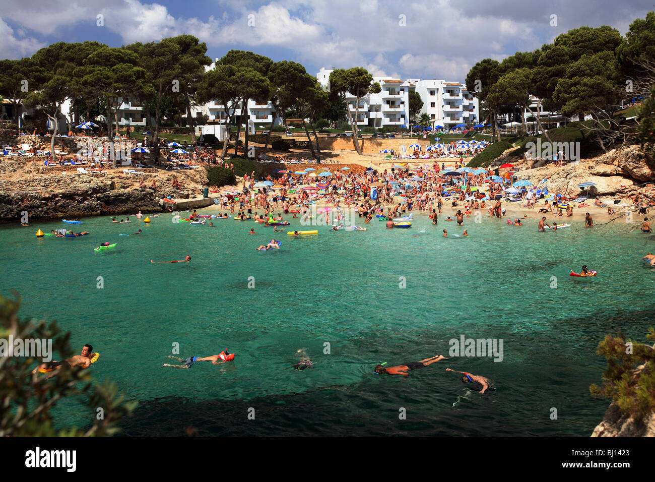 Many people at beach hi-res stock photography and images - Alamy