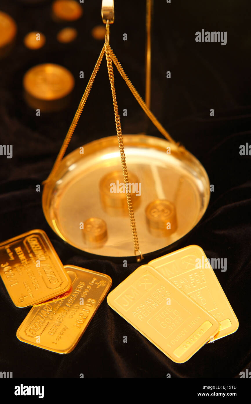 One ounce gold bars in tray of balance scale Stock Photo - Alamy