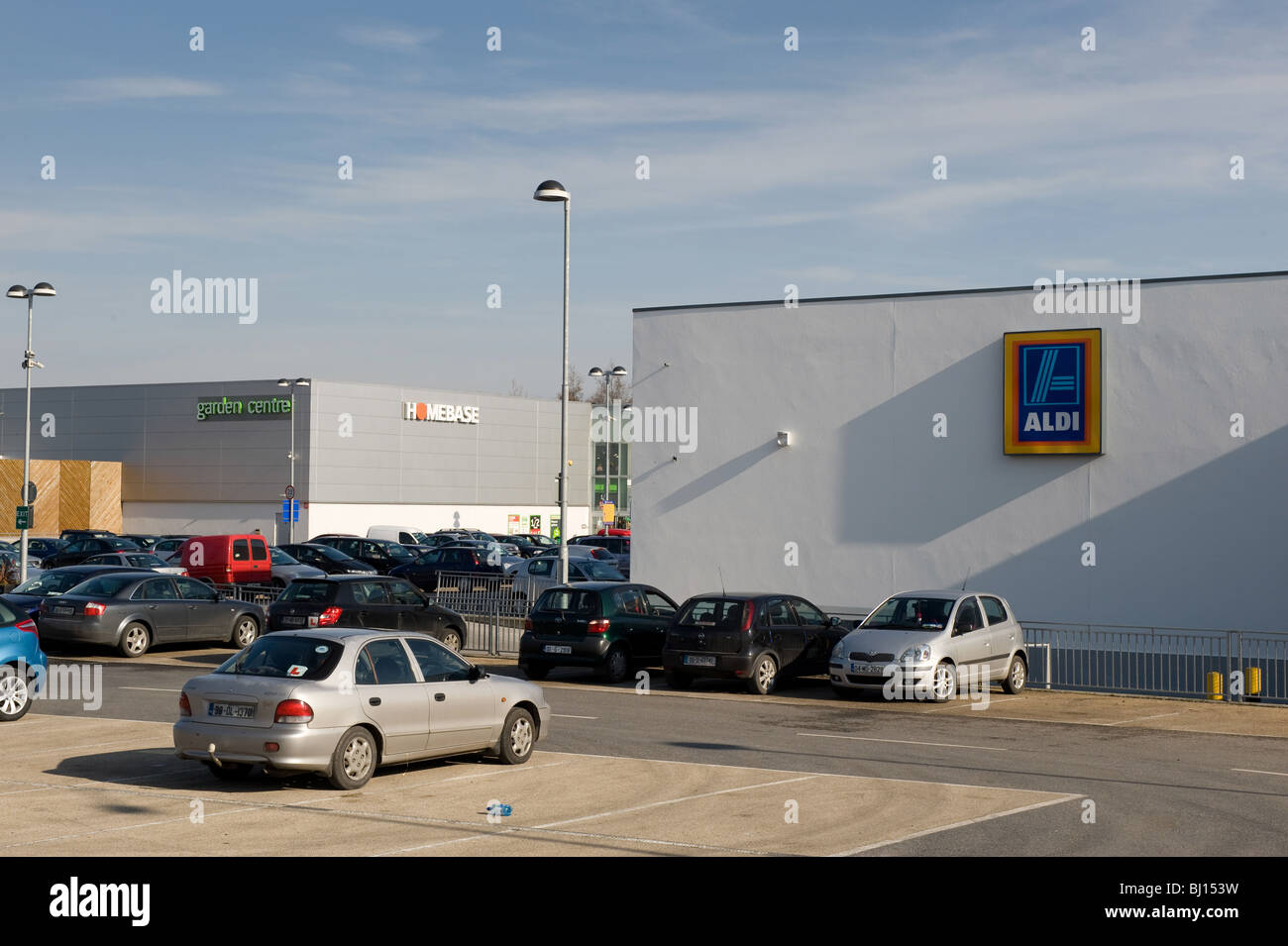 Supermarket carpark for Aldi and Homebase Stock Photo - Alamy