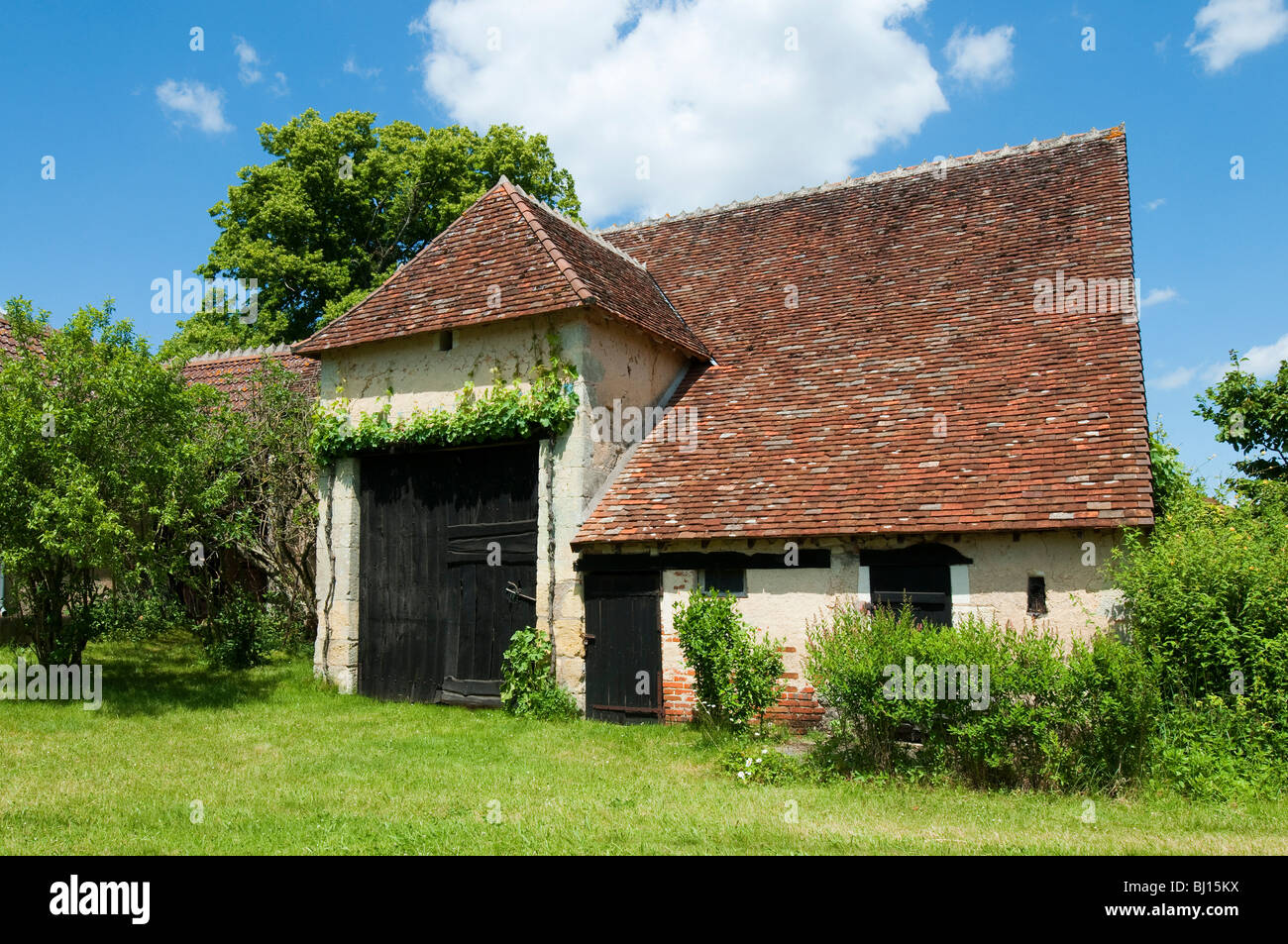Traditional 16/17th century barn - Indre-et-Loire, France Stock Photo ...
