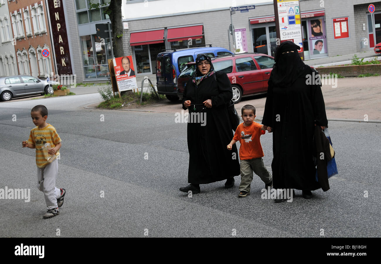 Women yashmak hi-res stock photography and images - Alamy