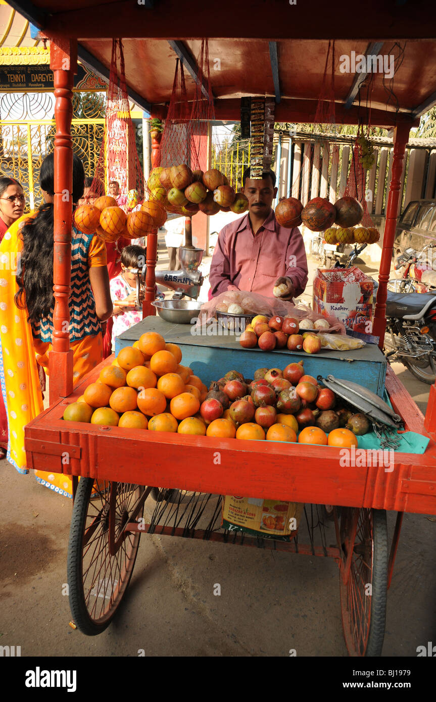 fruit stall on wheels Stock Photo - Alamy