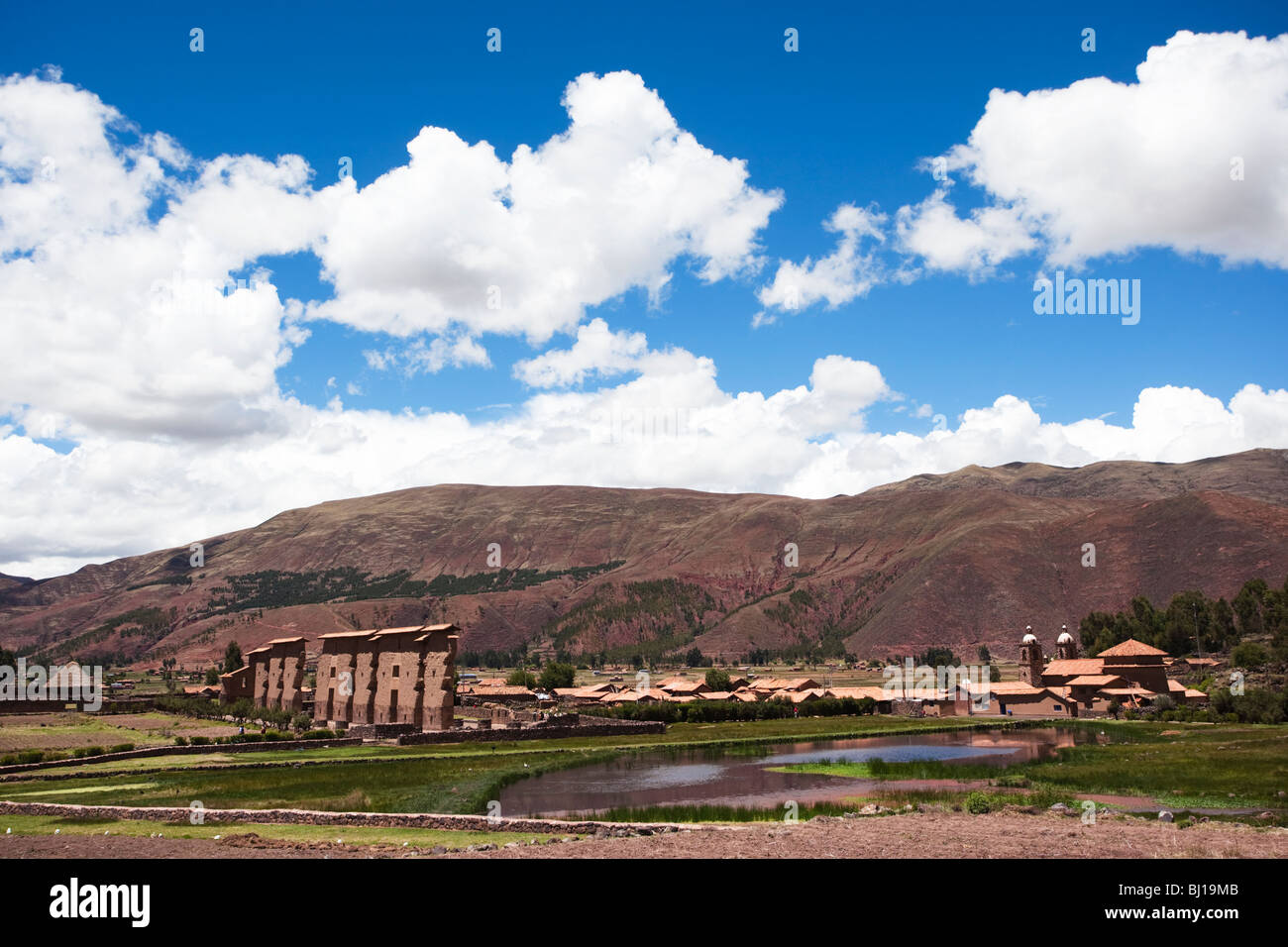Raqchi ruins hi-res stock photography and images - Alamy