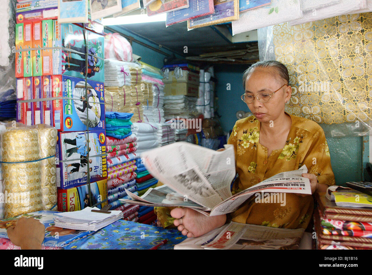 Newspaper booth hi-res stock photography and images - Alamy