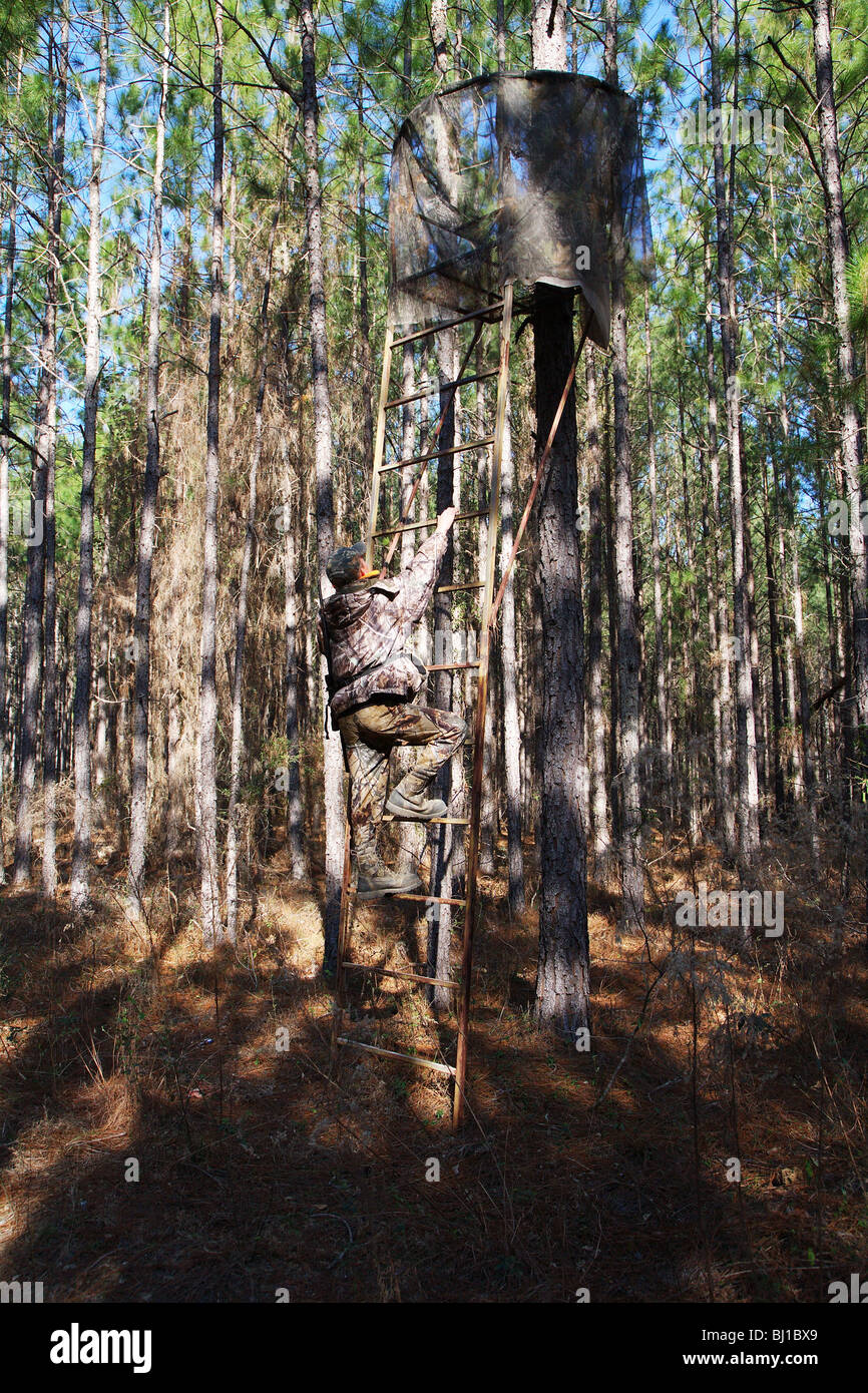 HUNTER CLIMBING LADDER TO TREE STAND REMINGTON NECK GAITER REAL TREE ...