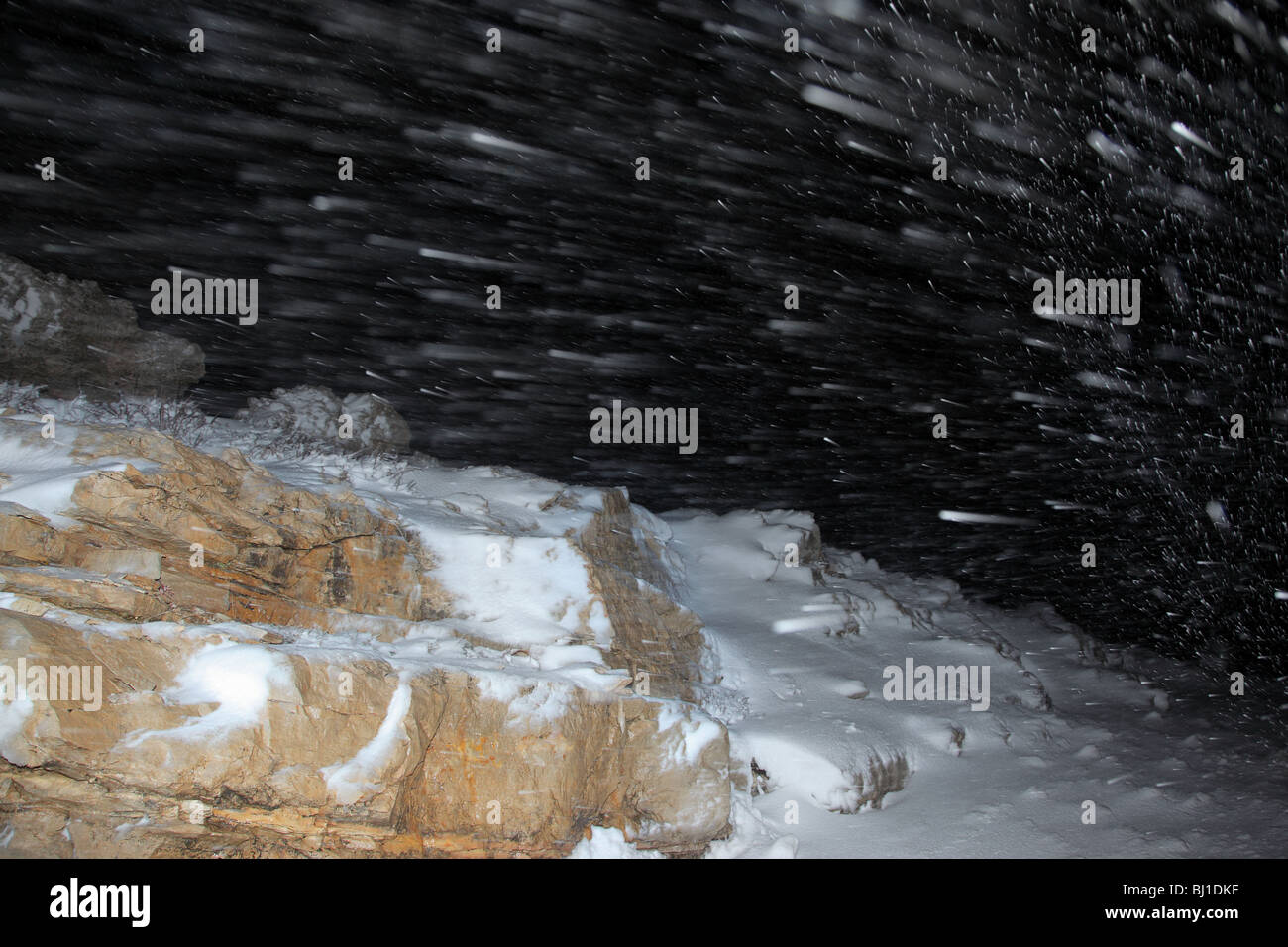 Night snowfall hi-res stock photography and images - Alamy