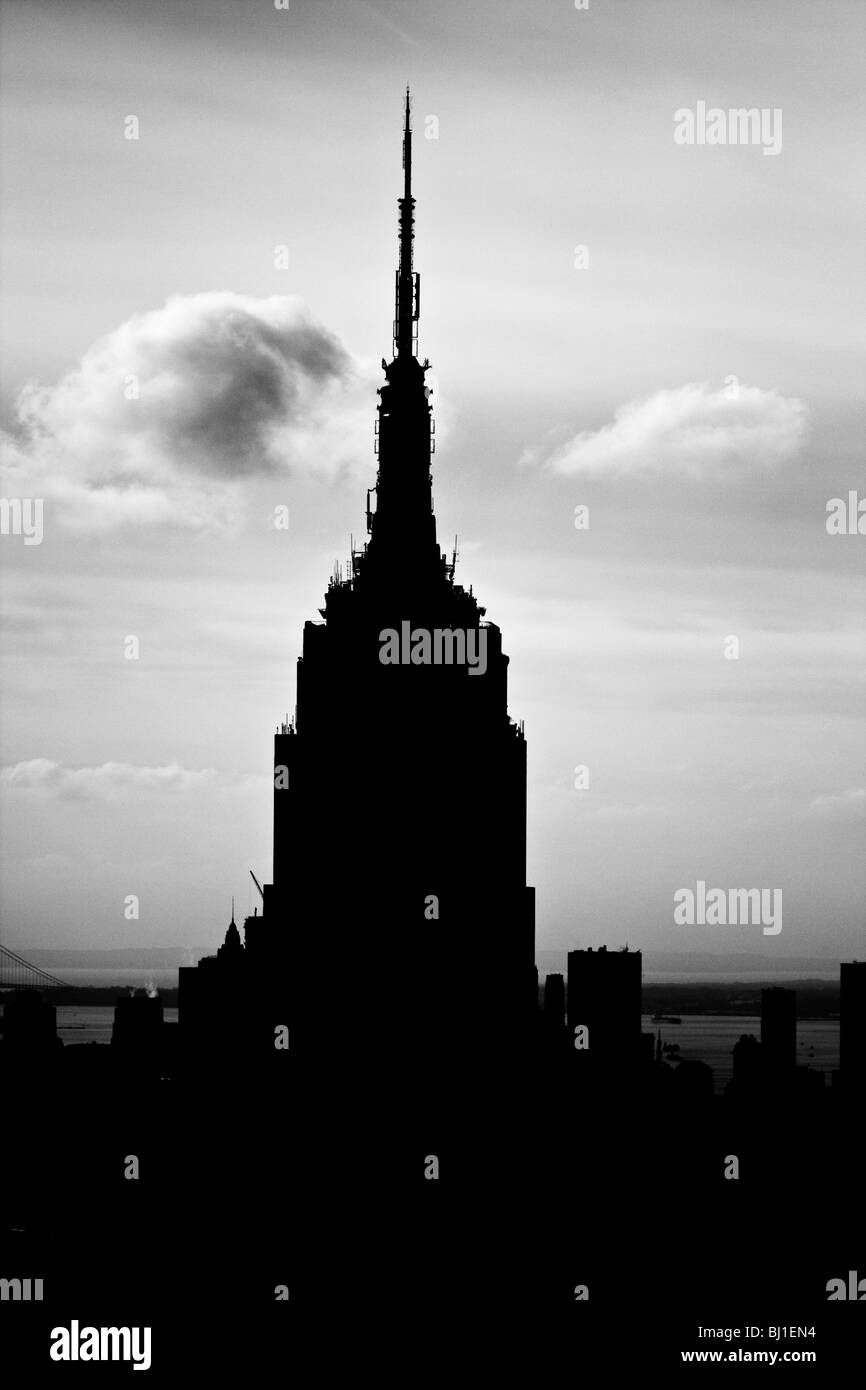 Empire state building silhouette Black and White Stock Photos & Images ...