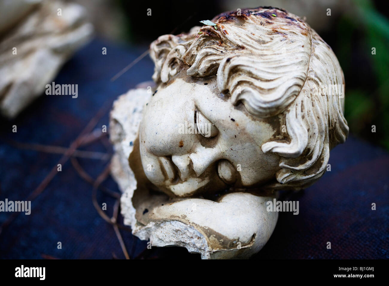 Broken statue hi-res stock photography and images - Alamy